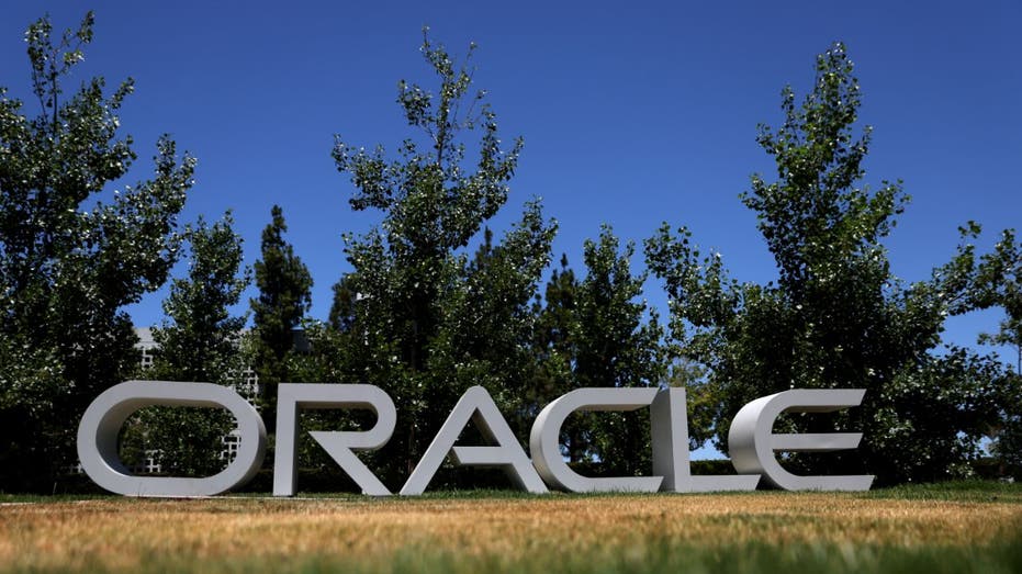 AI Legalese Decoder: Simplifying Complex Legalities Amid Oracle ...